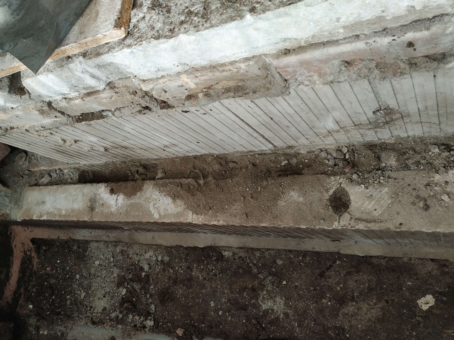 Puin, zand, beton in spouw van fundering / kruipruimte - Bouwen en ...