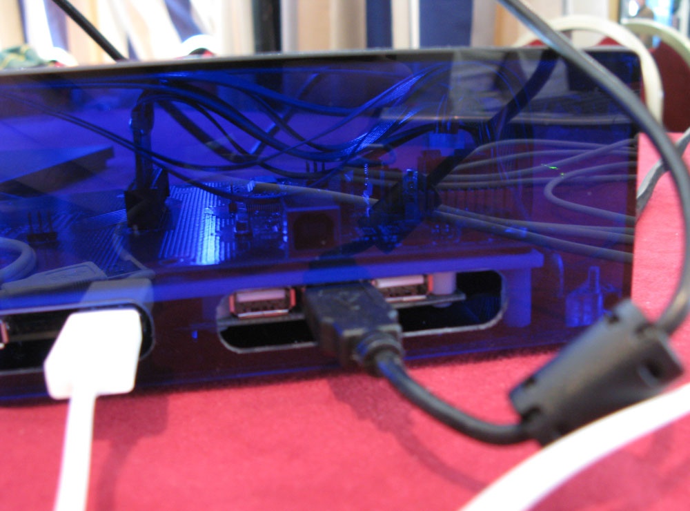 Intel toont prototype Light Peak-laptop - Tweakers