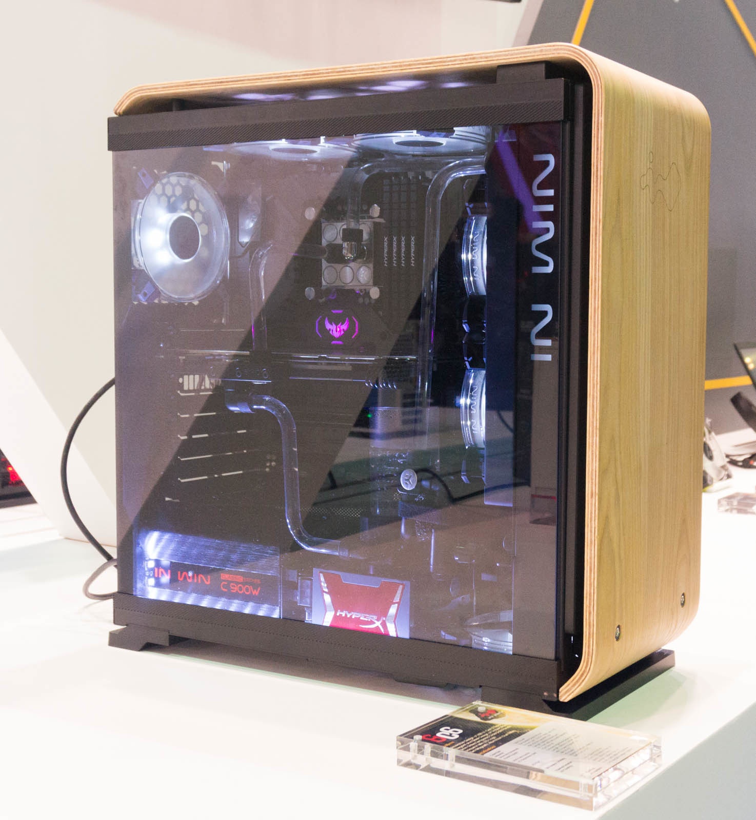 In Win toont behuizingen met delen van hout - Computer - Nieuws - Tweakers