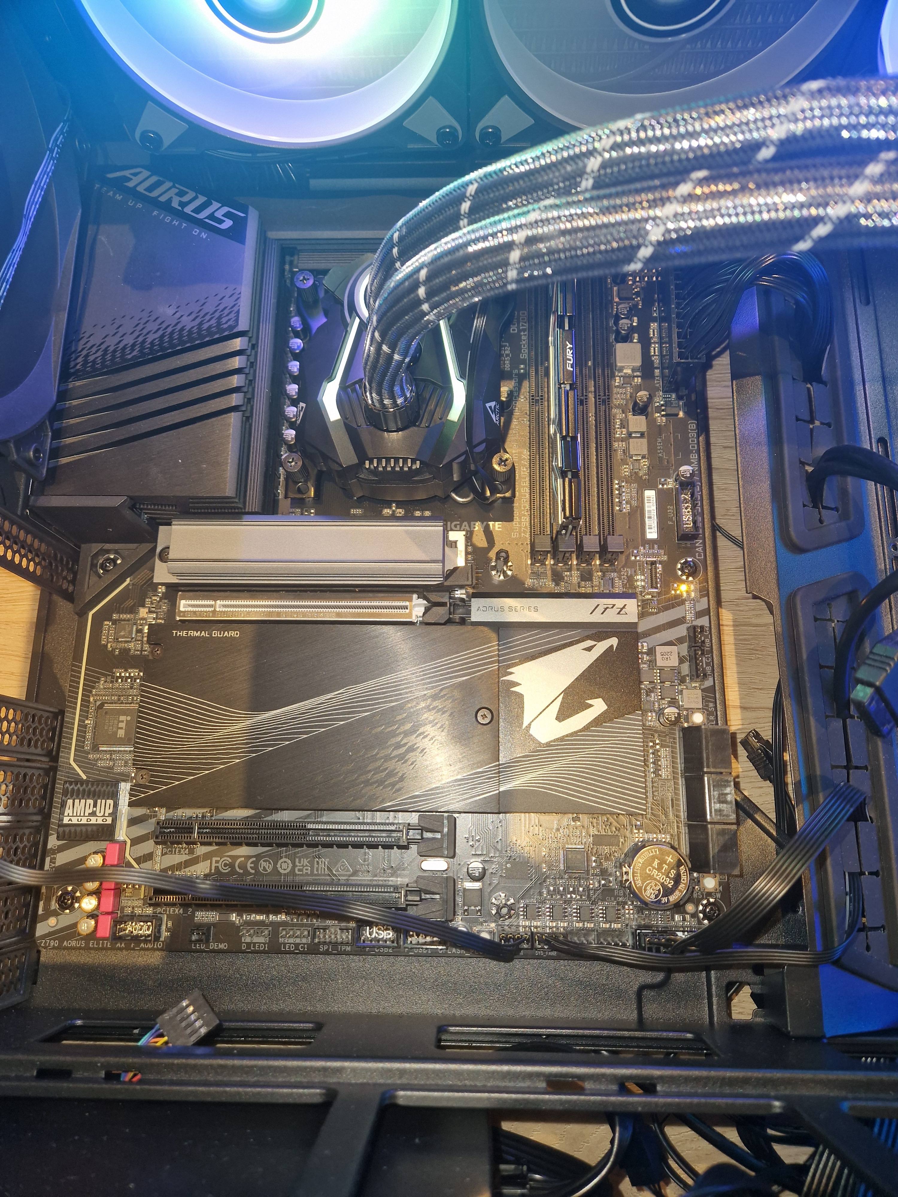 Nieuwe build. Cpu led mobo oranje - Processors, moederborden en ...