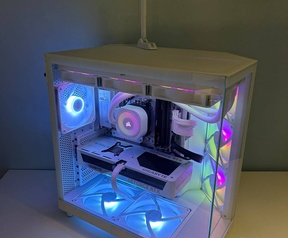 High-End White Gaming PC RTX 5070 & Ryzen 5 9600X aangeboden - Vraag ...