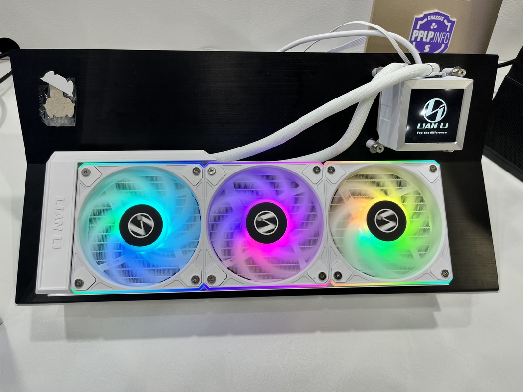 Lian Li onthult aio-waterkoeler met verborgen slangen en scherm - Tweakers