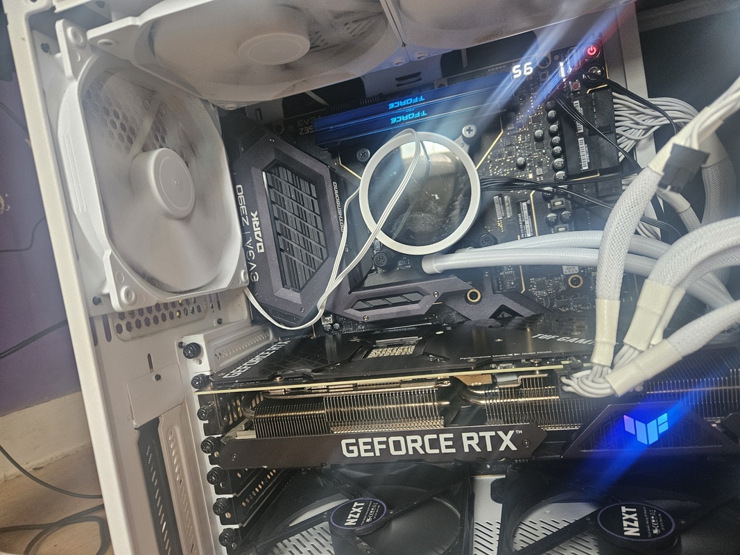 EVGA Z390 DARK + Intel i9-9900K + 32GB Samsung B-Die CL14 aangeboden ...