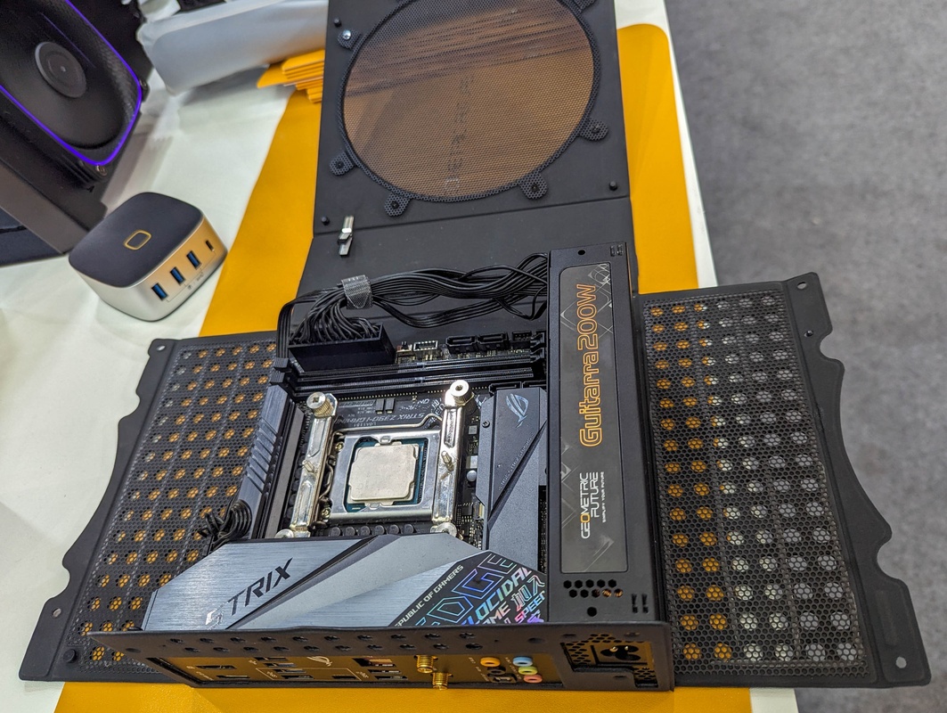 Geometric Future toont opvouwbare Flamingo-behuizing voor mini-ITX ...