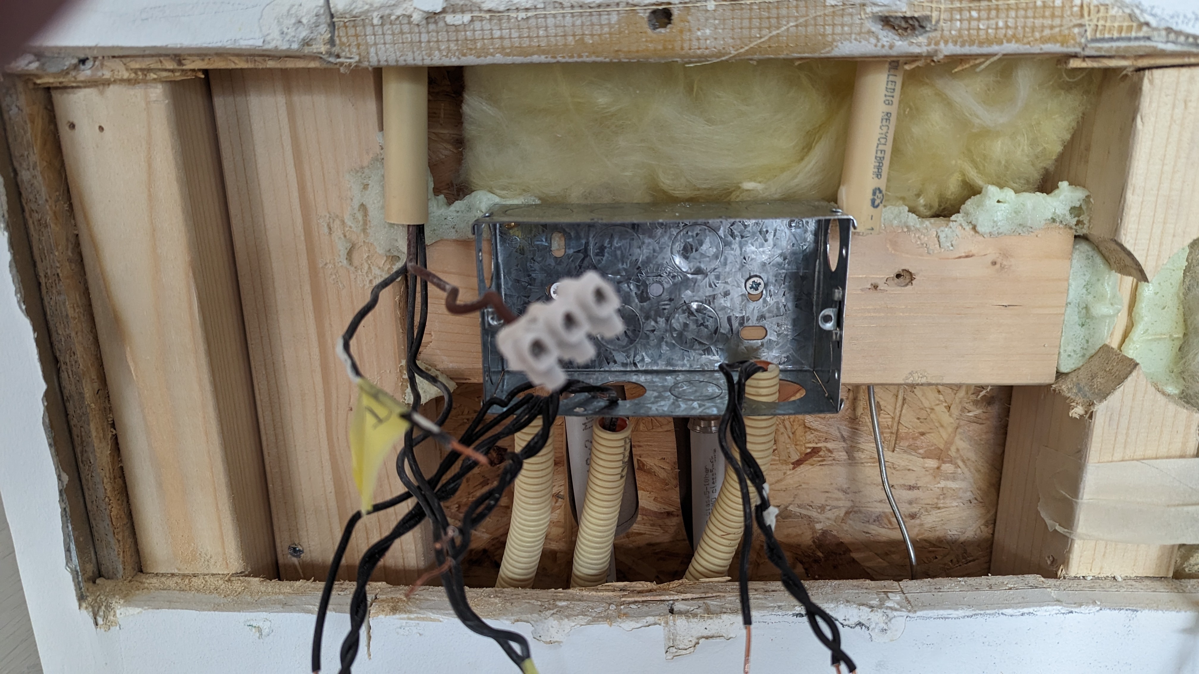 Kan ik een aarde kabel verbinden aan dit aardedraad? - Bouwen en ...