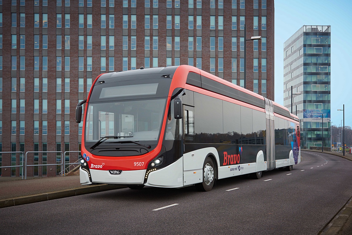Vervoersbedrijf neemt vloot elektrische bussen in gebruik in Noord ...