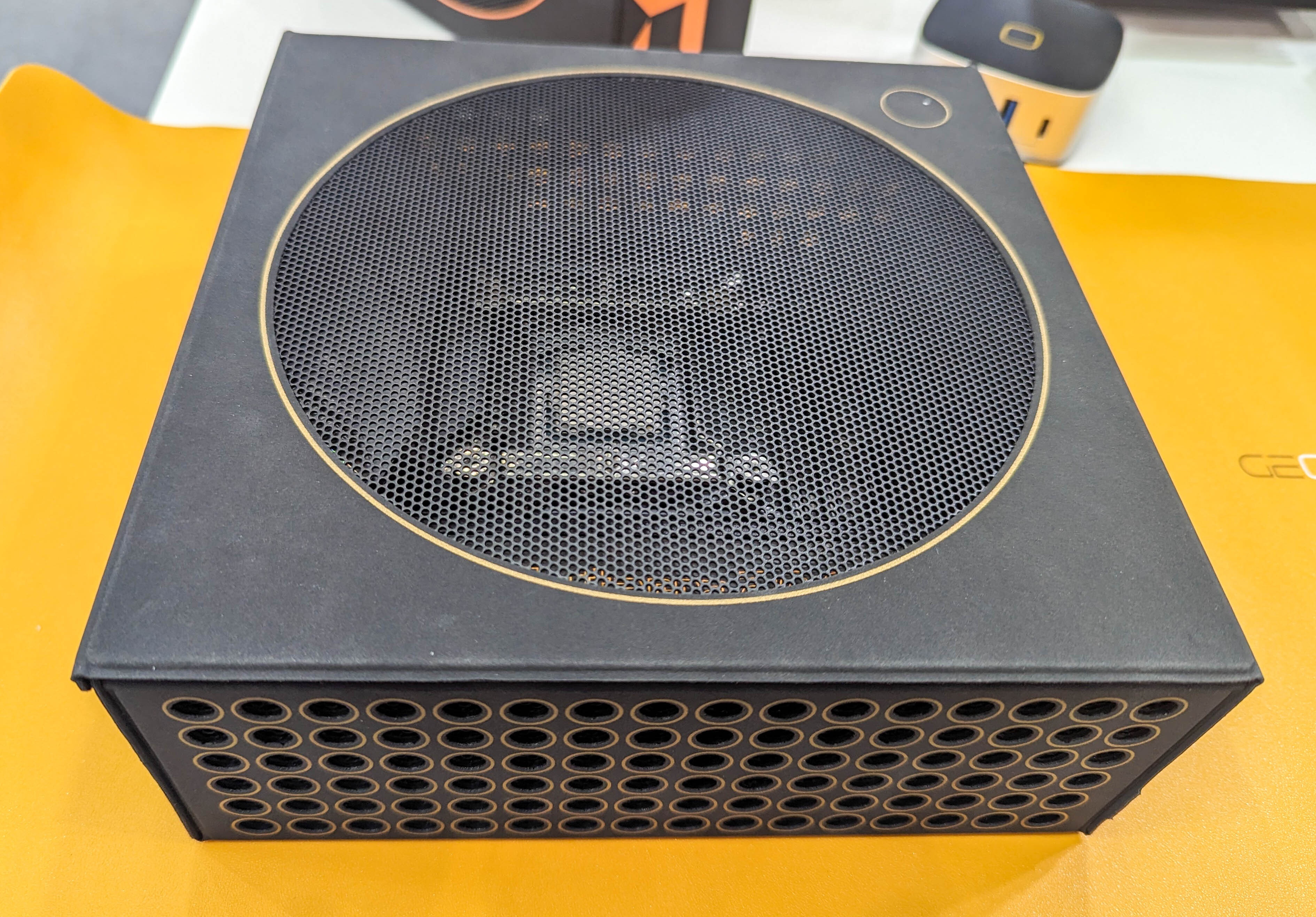 Geometric Future toont opvouwbare Flamingo-behuizing voor mini-ITX ...