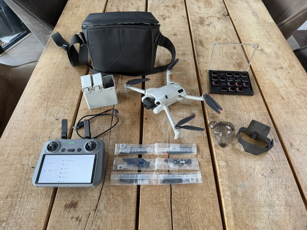 DJI Mini 4 Pro Fly More Combo (RC 2) - Wit, Zwart + Freewell Mega ...
