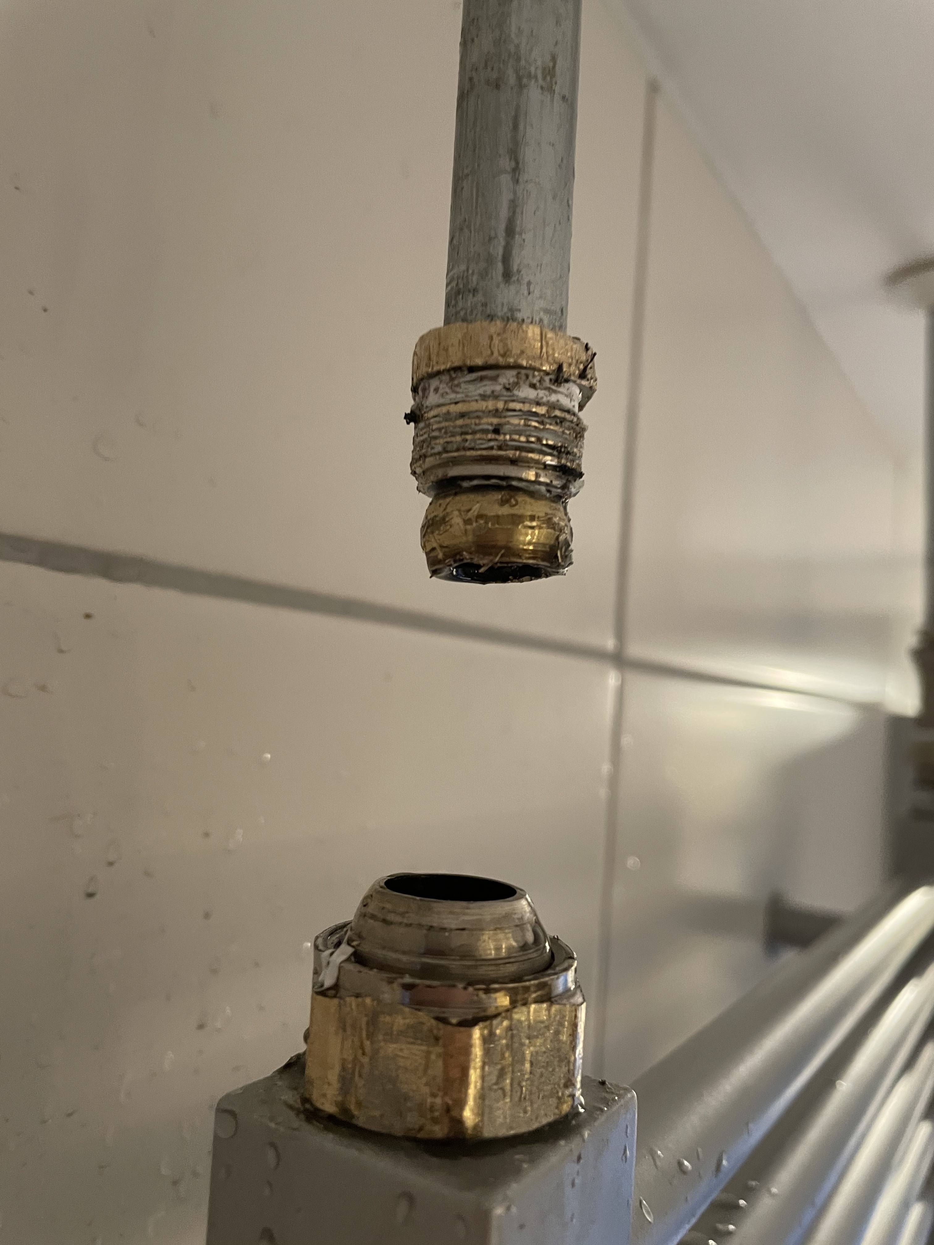 Cv radiator aansluiting lekt - Bouwen en klussen - GoT