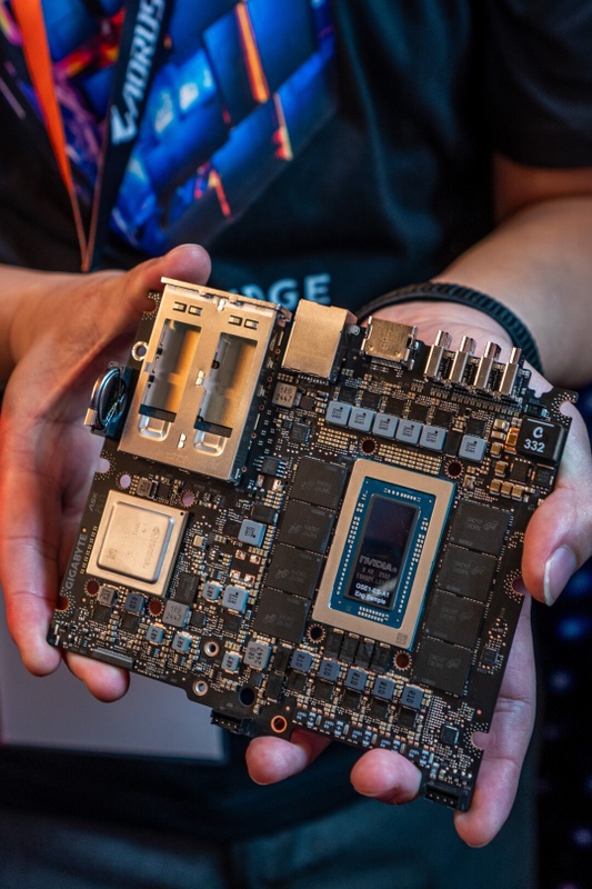 Gigabyte AI TOP Atom krijgt Nvidia GB10-chip met 20 Arm-cores en Blackwell-gpu - Tweakers