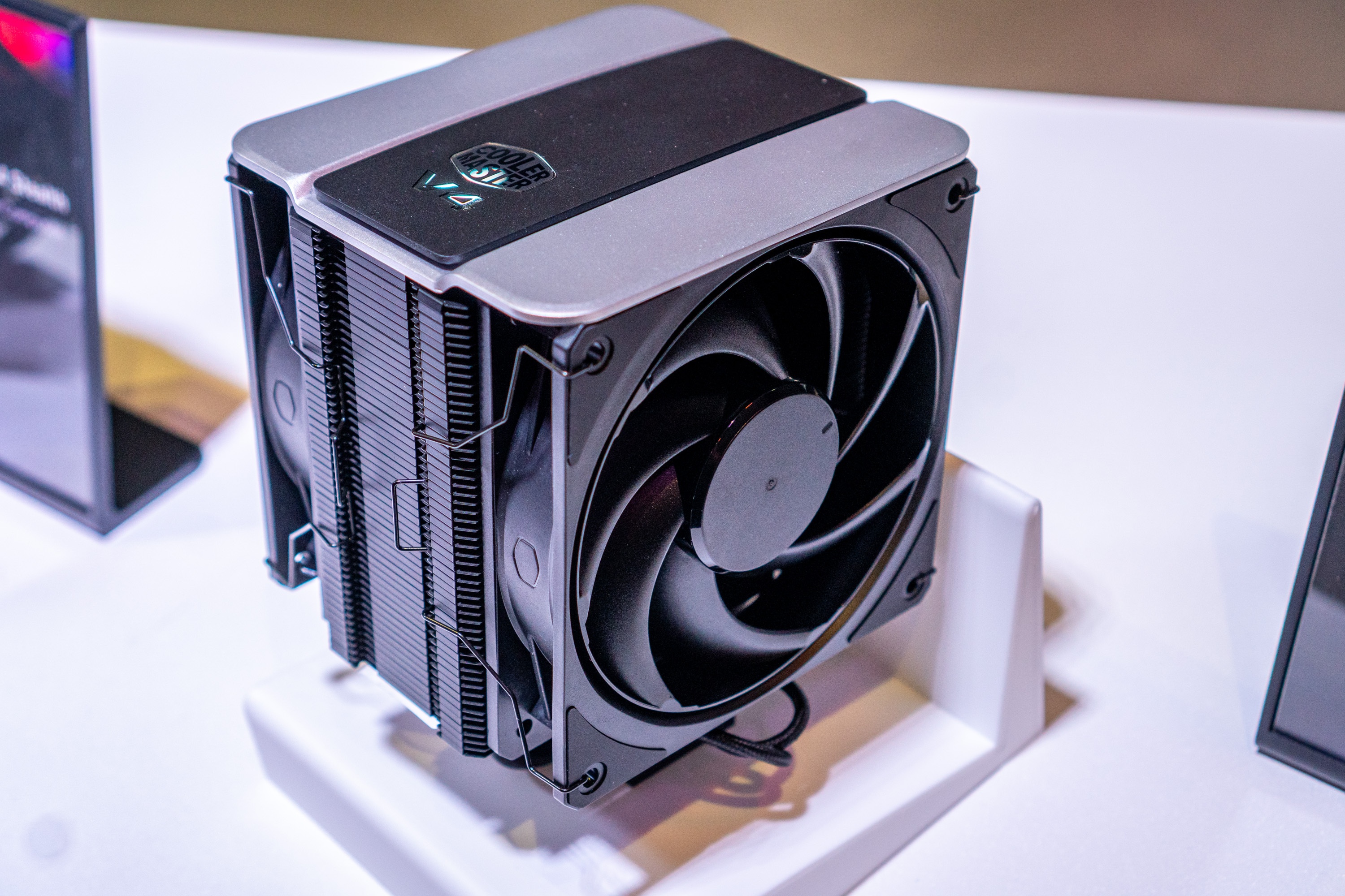Cooler Master toont V4-koelers met 3d-heatpipes - Tweakers