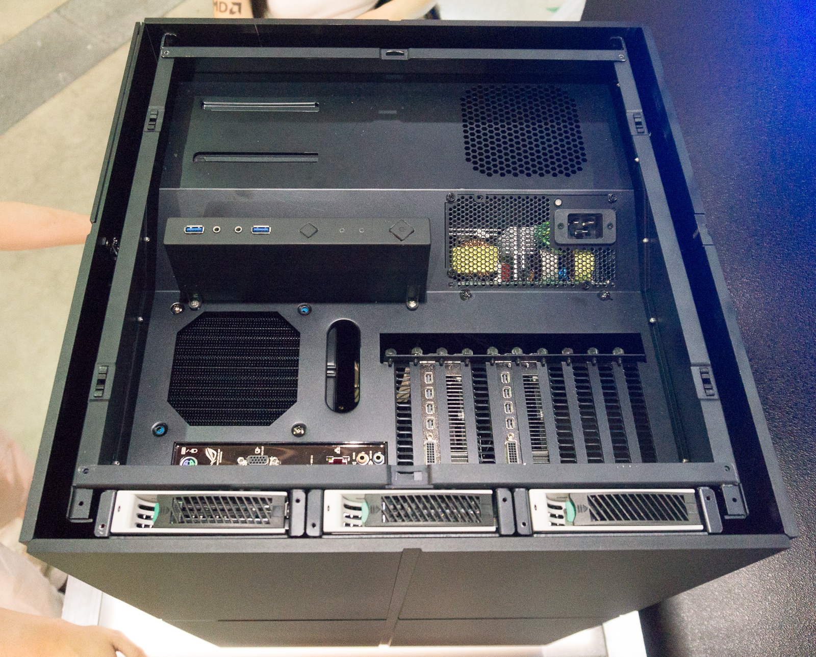 Silverstone toont monsterkast - Tweakers