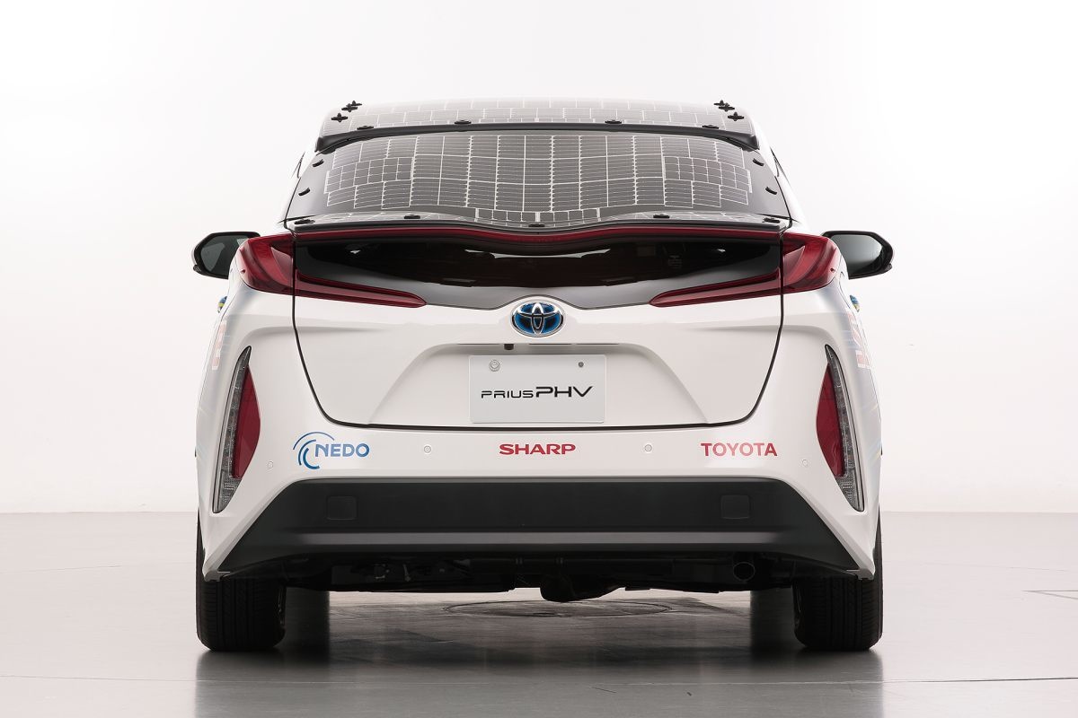 Toyota rust Prius PHV uit met zonnepanelen met efficiëntie van 34 ...