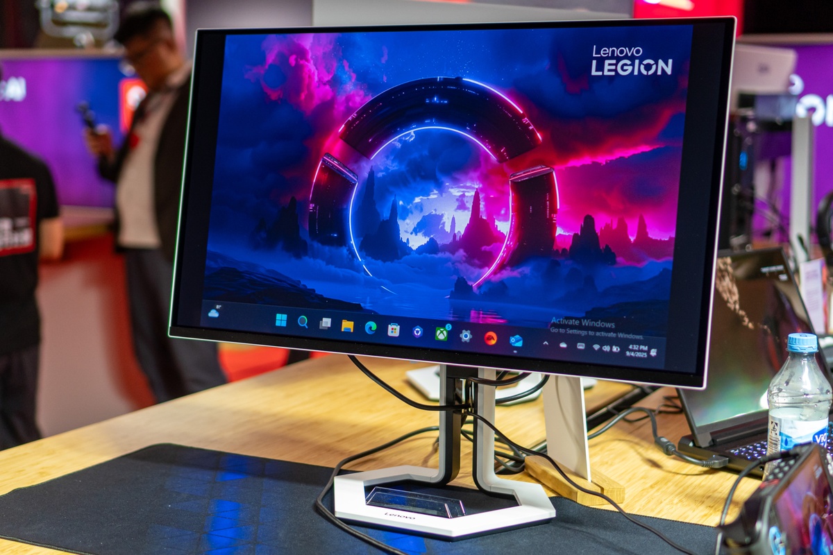 Nieuwe Legion Pro-oledgamingmonitors hebben Dolby Vision en trage HDMI-poorten - Tweakers