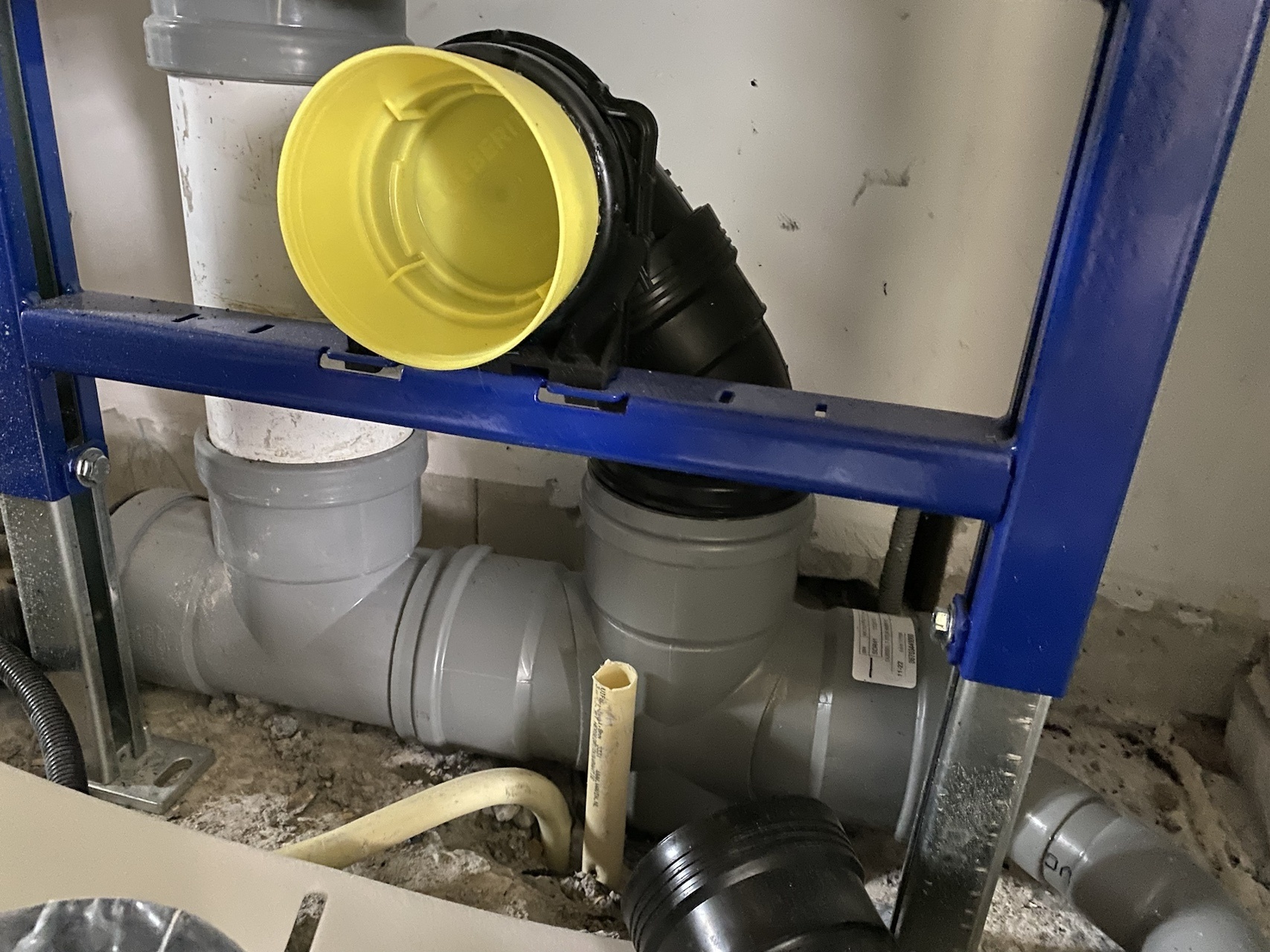Toilet laten plaatsen, onderbreking standleiding, mag dit? - Bouwen en ...