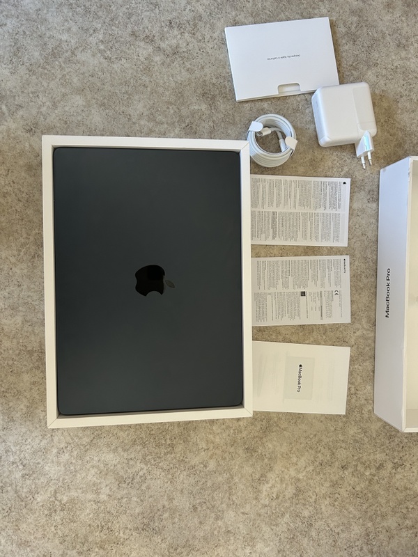 Apple MacBook Air 2022 M2 8-core, 8GB ram, 8-core GPU, 256GB ssd ...