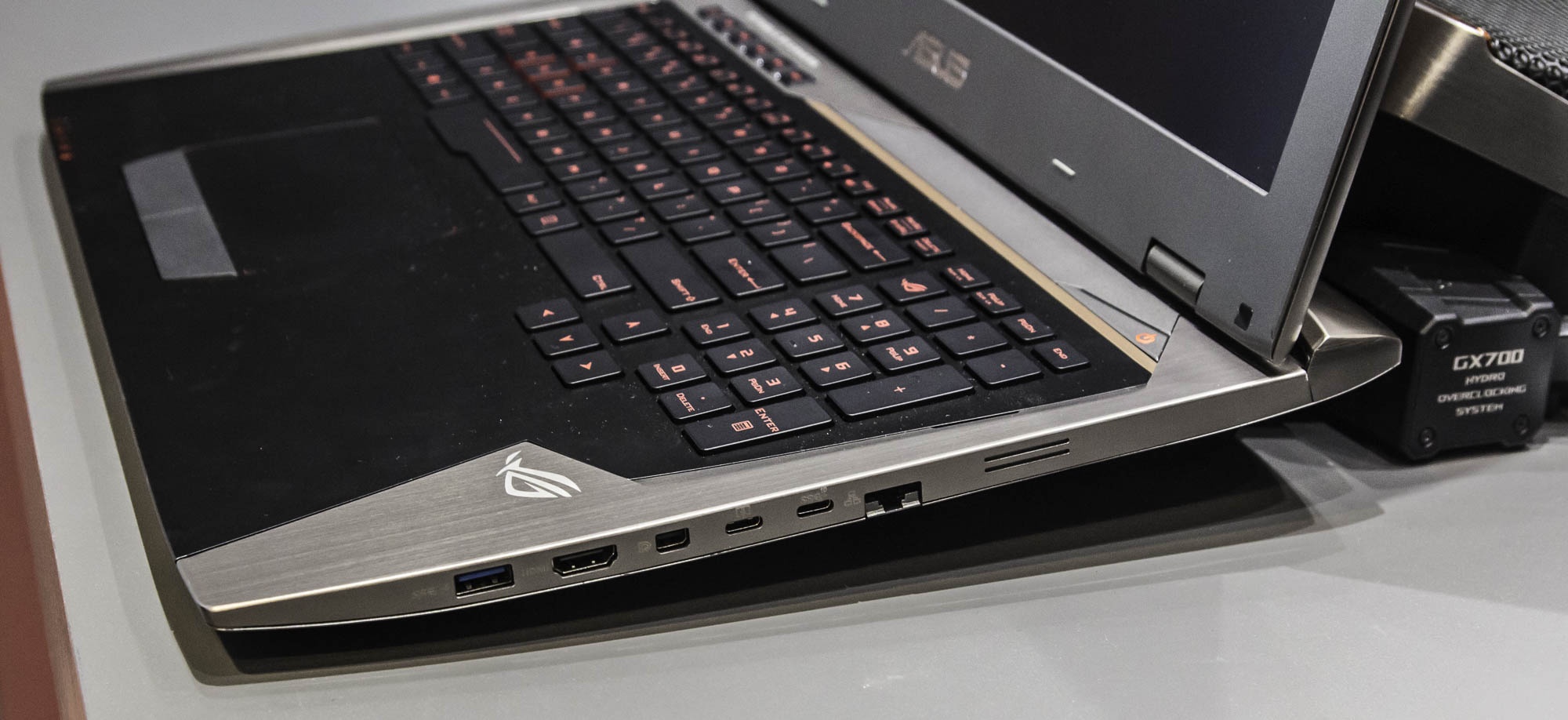 Asus ROG GX700 Preview - Tweakers