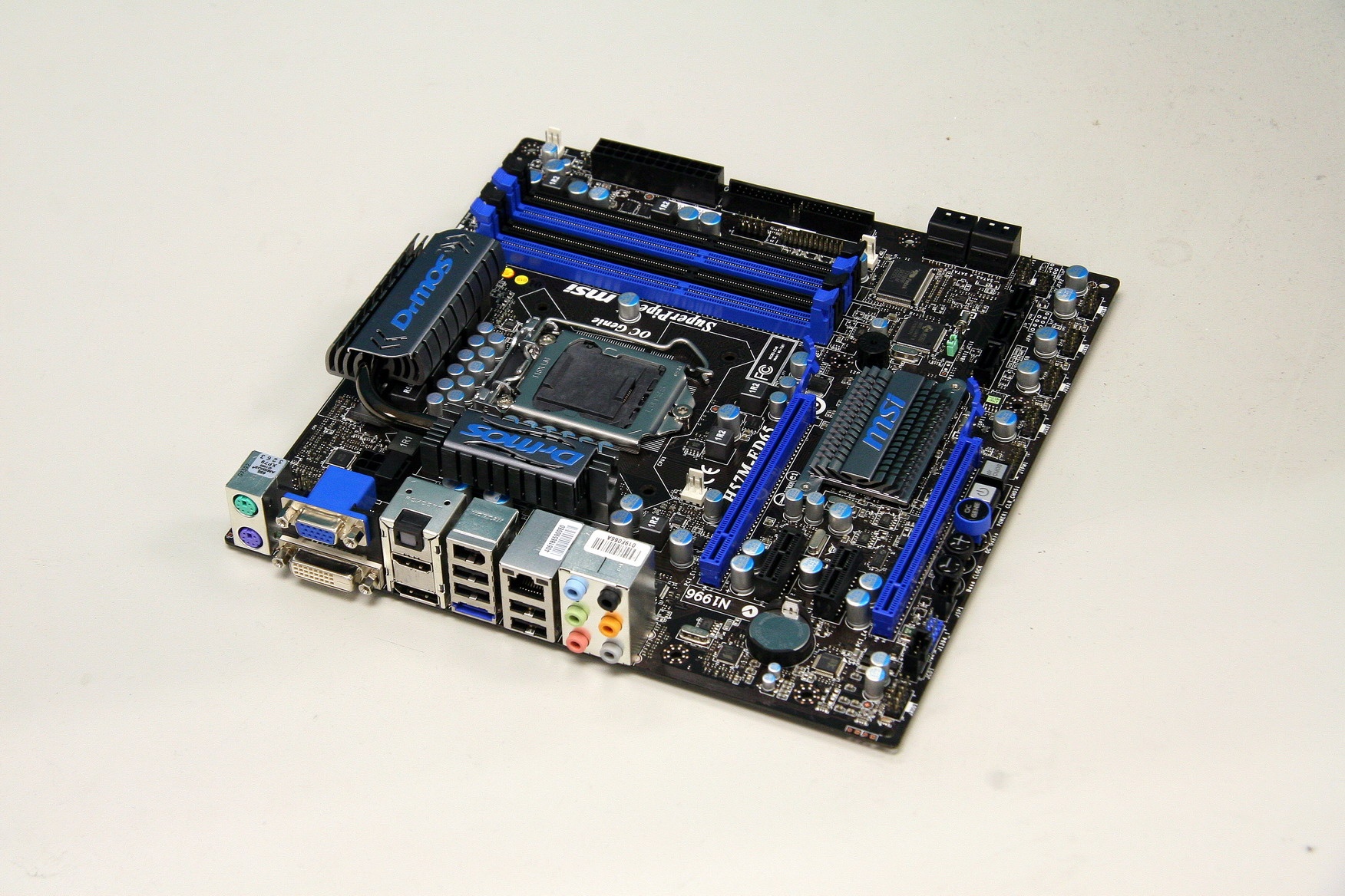 MSI toont micro-atx-moederbord met H57-chipset - Tweakers