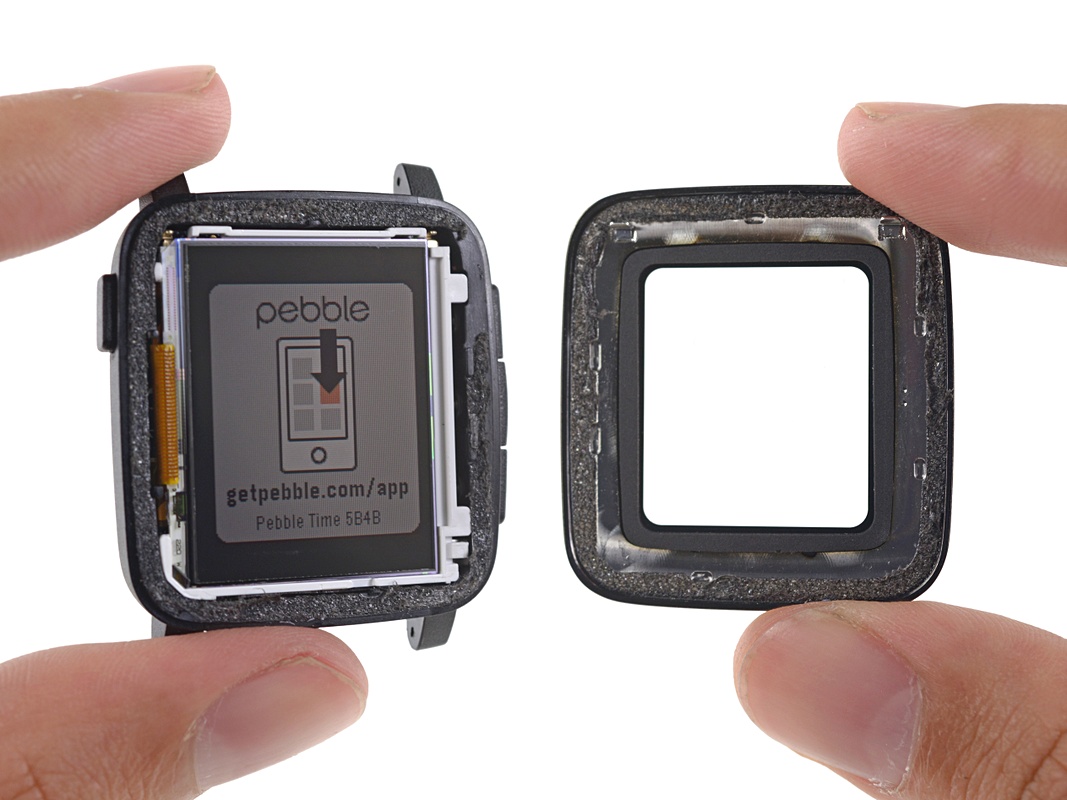 Teardown Pebble Time toont dat smartwatch groter scherm heeft dan het ...
