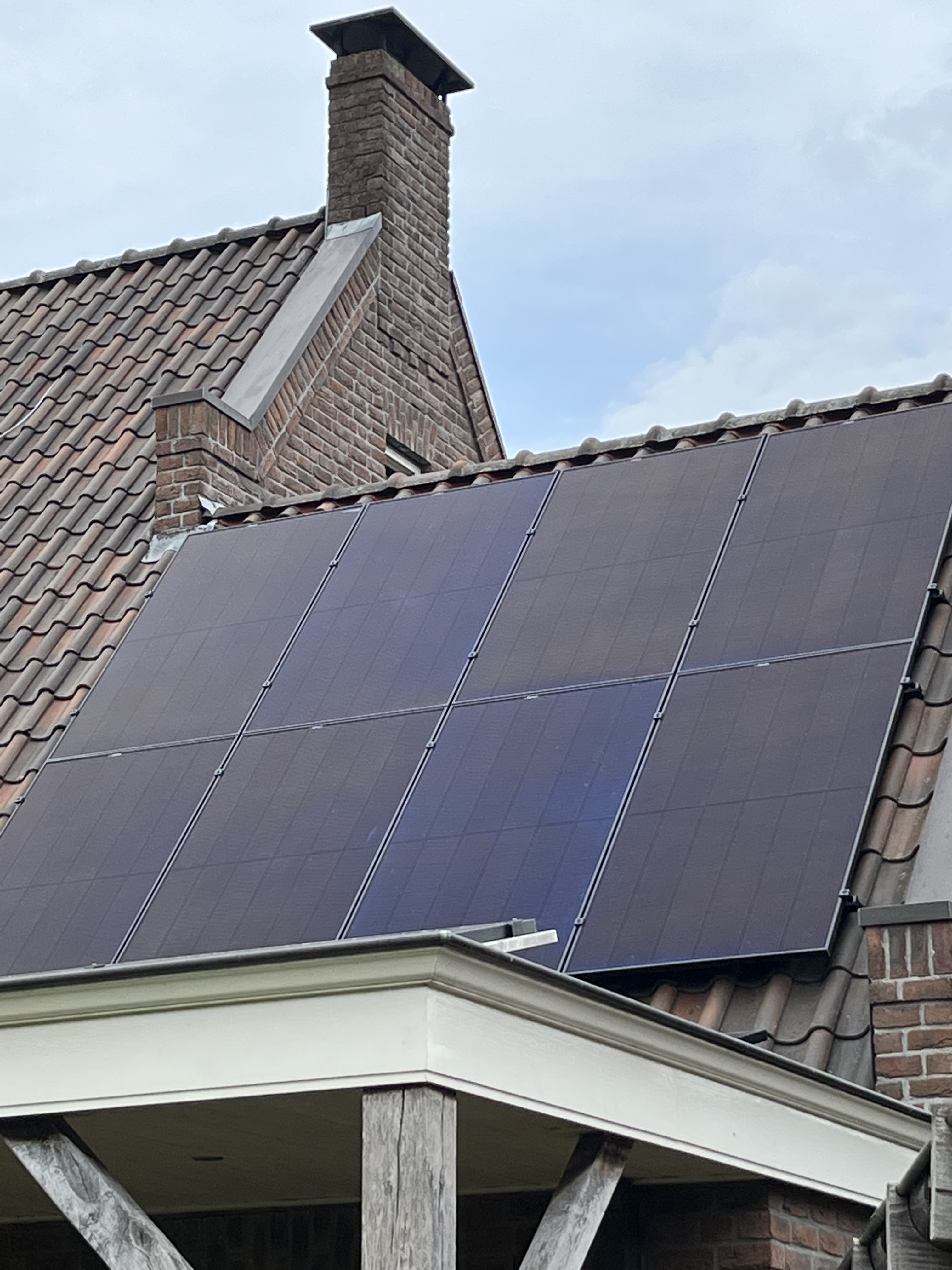 Kleurverschil REC Alpha Pure Black 405 Wp - Duurzame energie en ...