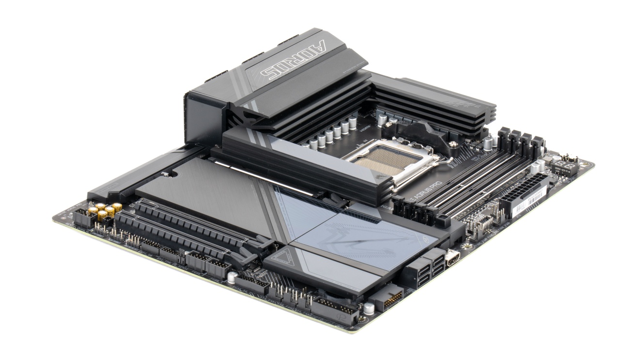 AMD X870-moederborden Round-up Review - Gigabyte X870E Aorus Master ...