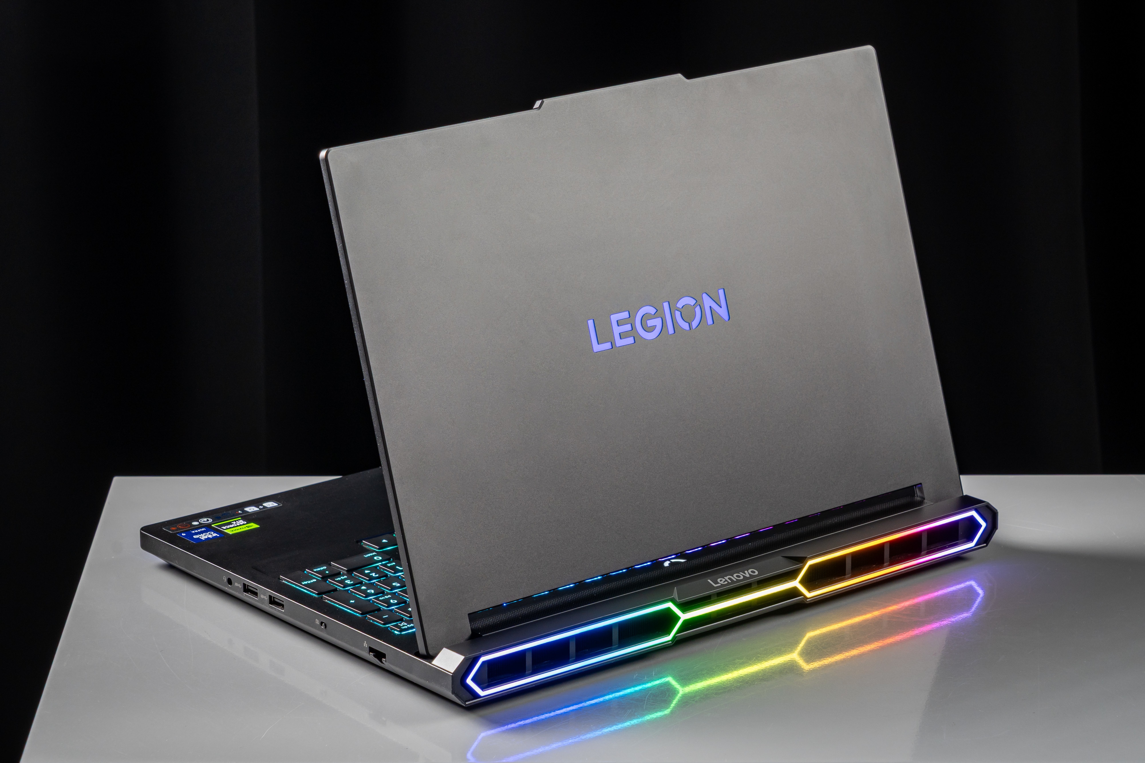 Lenovo Legion Pro 7 en BTO Aurix-16 MK-VII Review - Tweakers