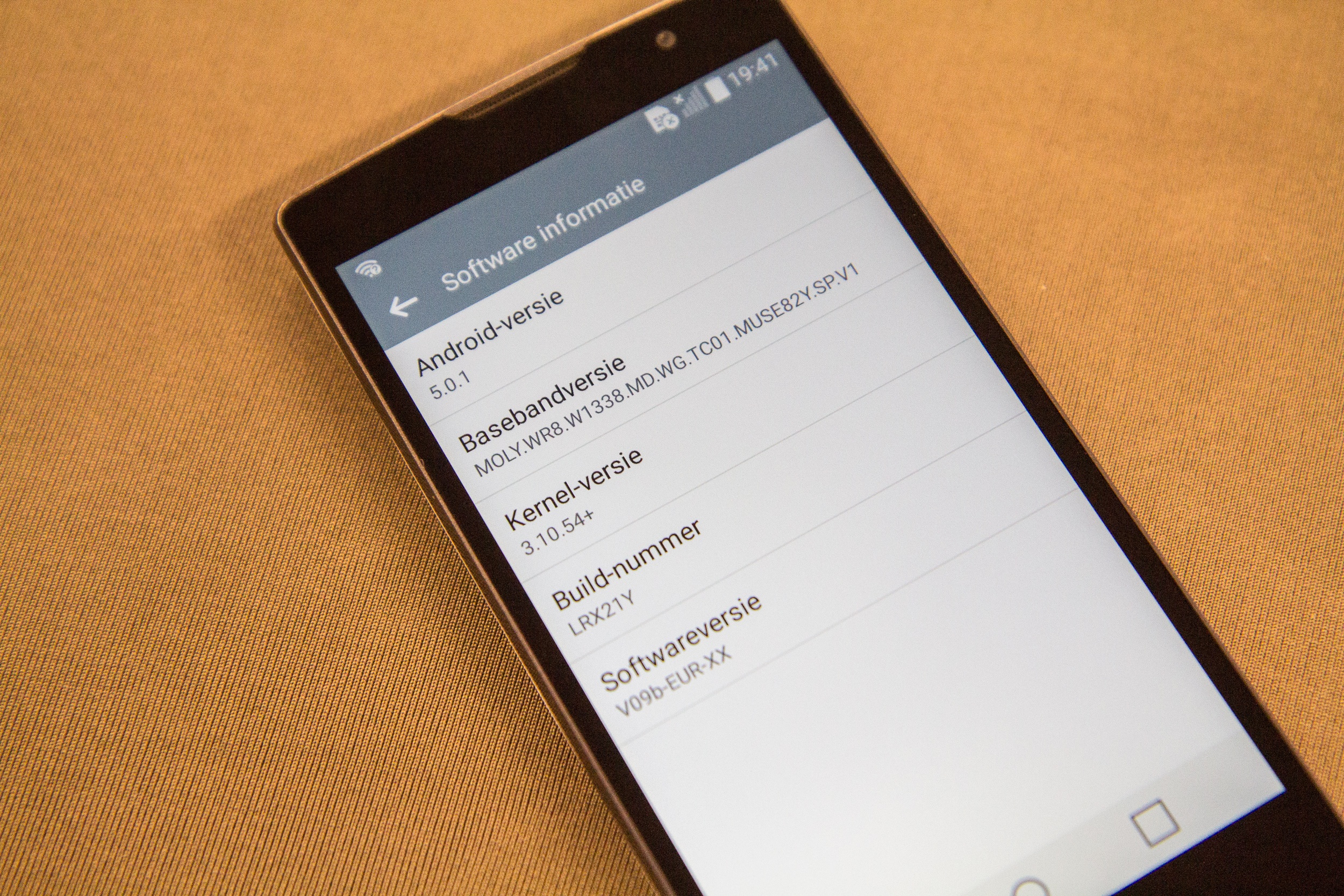 LG Spirit: de eerste gebogen midrange-telefoon - Preview - Tweakers