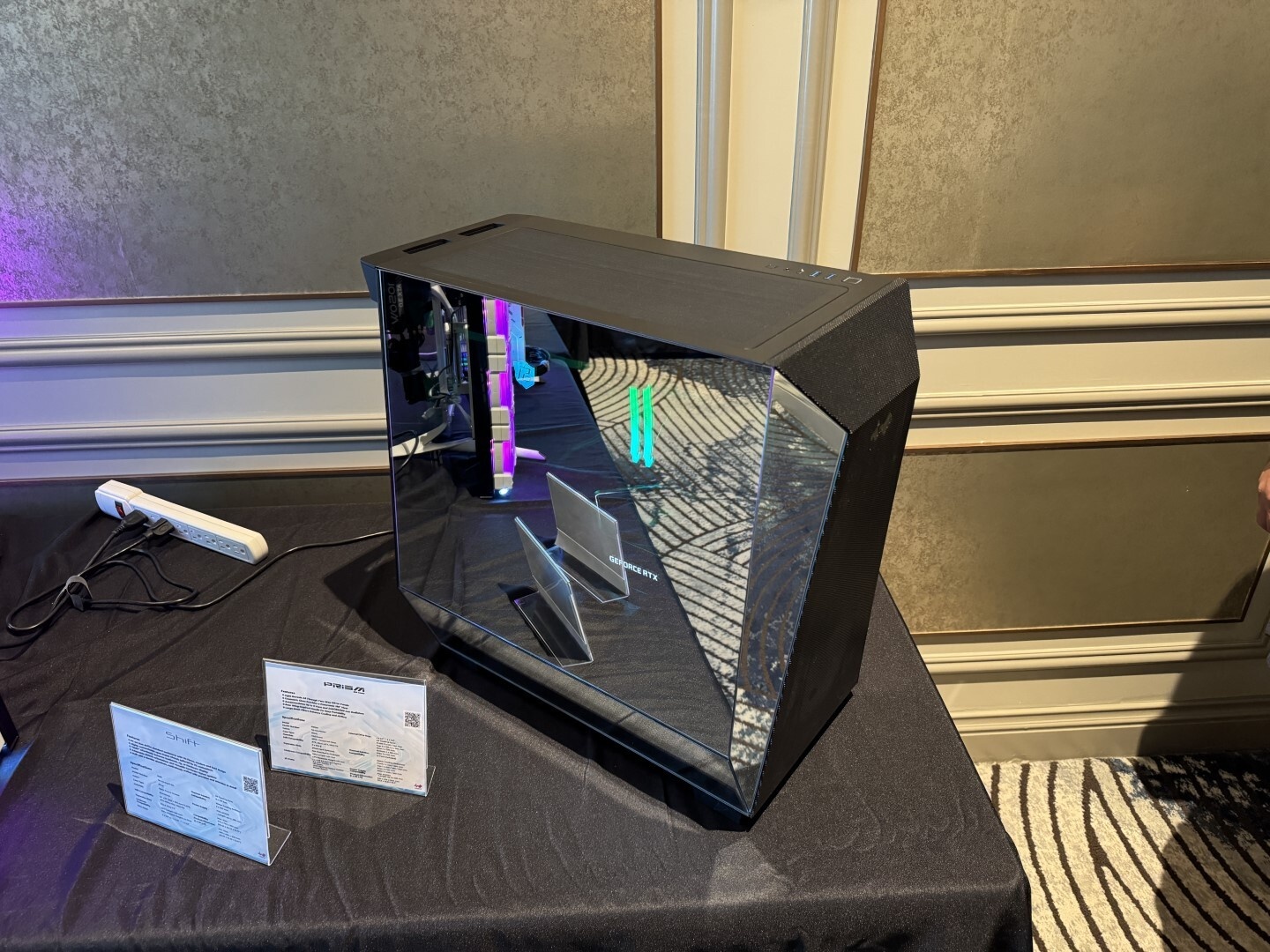 InWin toont Prism-case met zijkant van spiegelglas en adviesprijs van ...