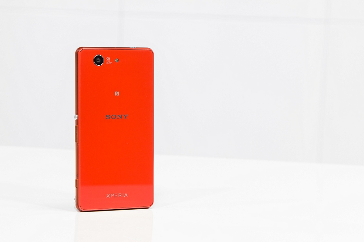 Sony Xperia Z3 Compact Review - Behuizing: compact en waterdicht - Tweakers