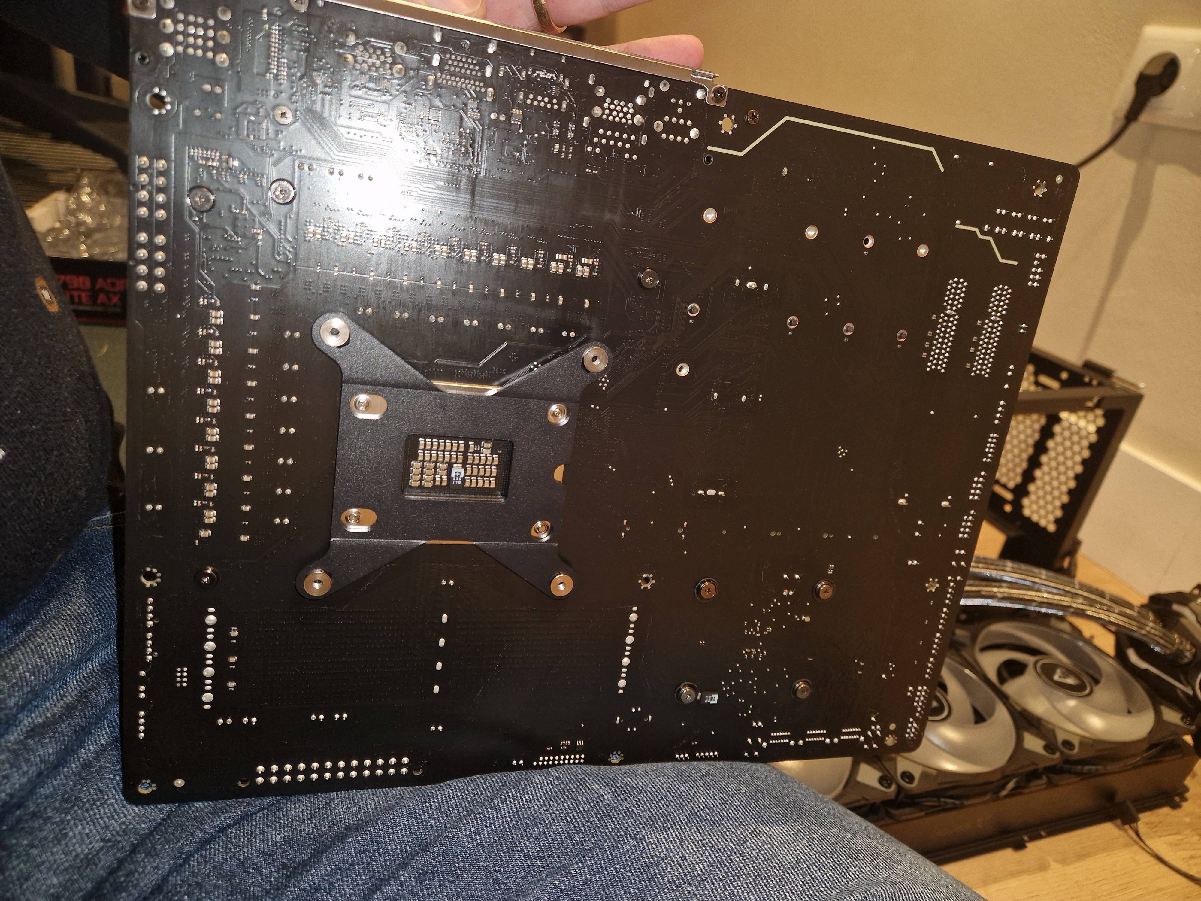 Nieuwe build. Cpu led mobo oranje - Processors, moederborden en ...