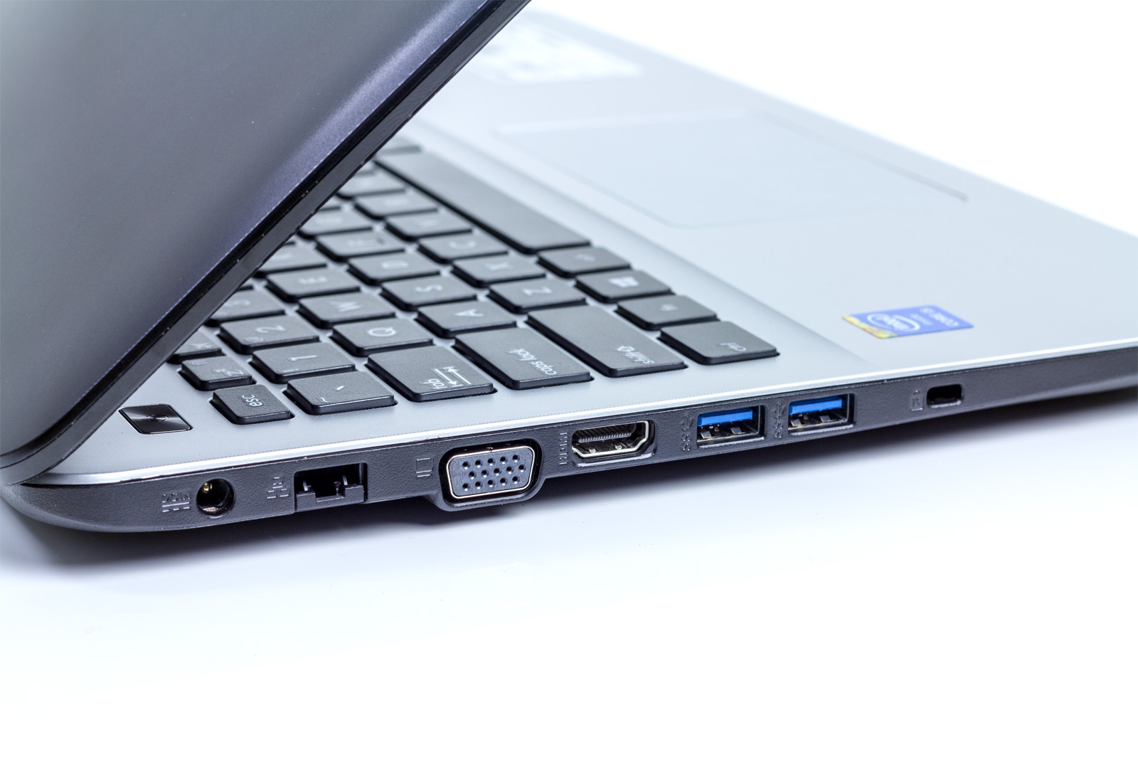 Asus R556LA Review - Tweakers