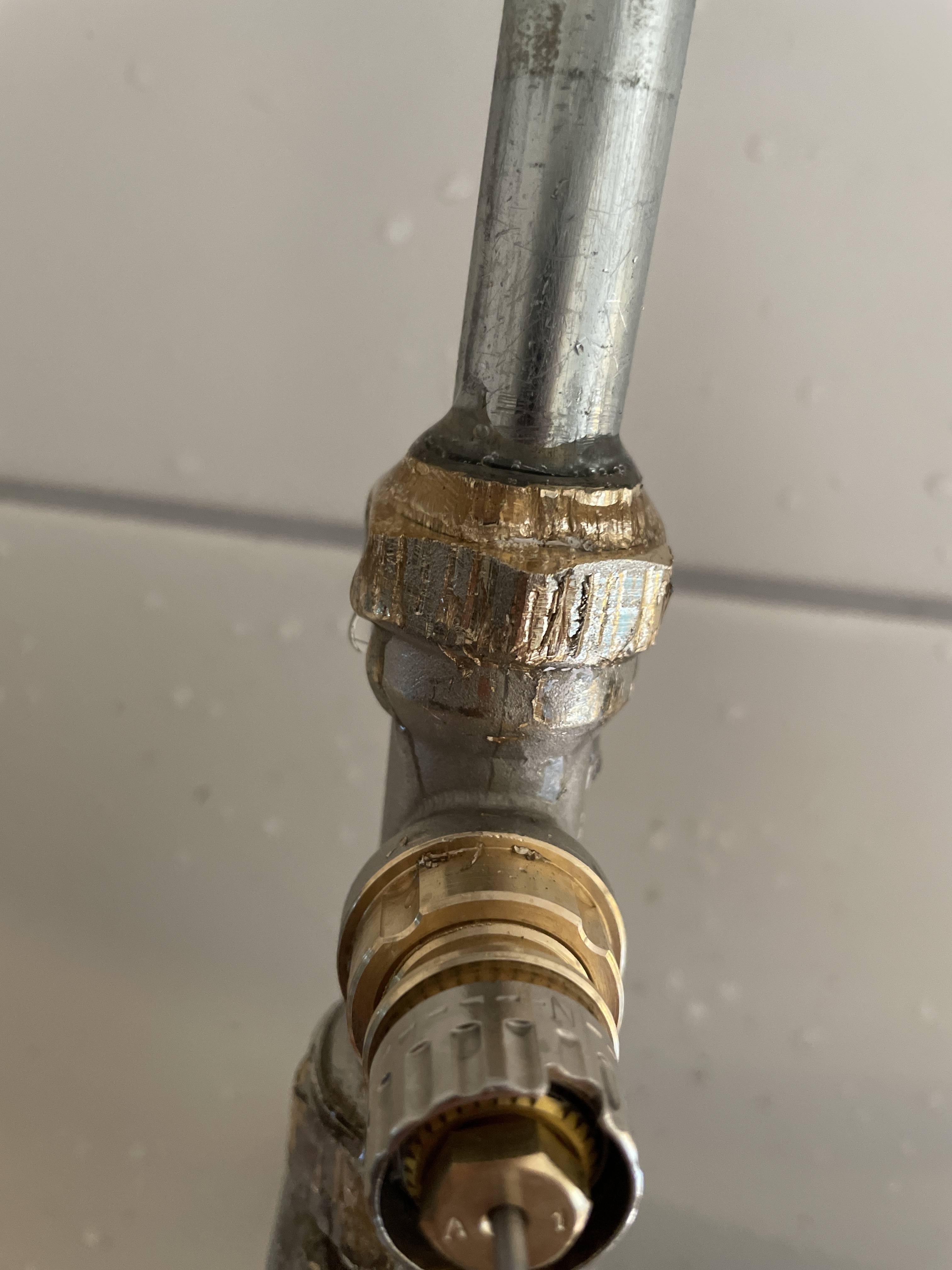 Cv radiator aansluiting lekt - Bouwen en klussen - GoT