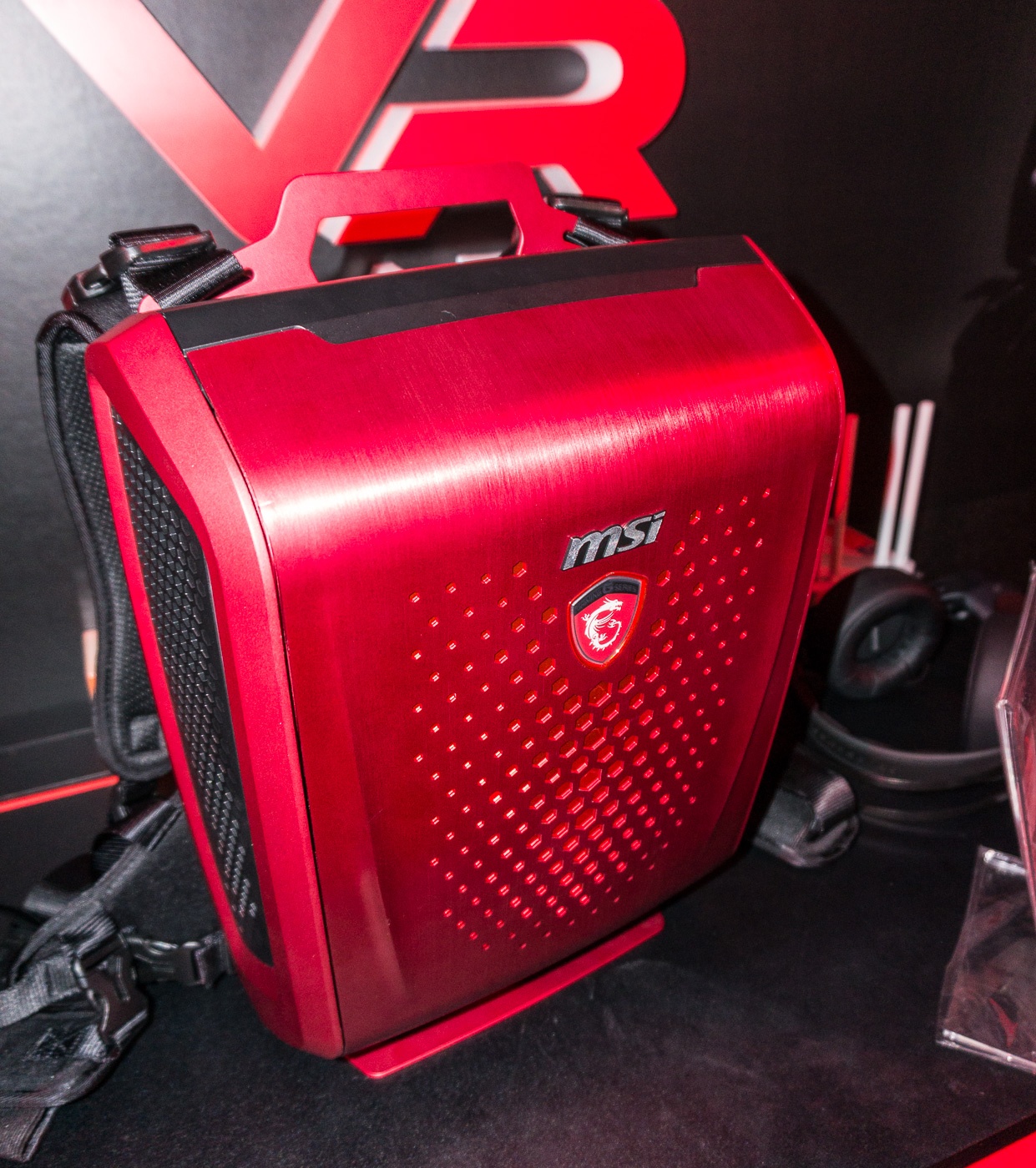 MSI Backpack PC: game-pc voor op je rug - Preview - Tweakers