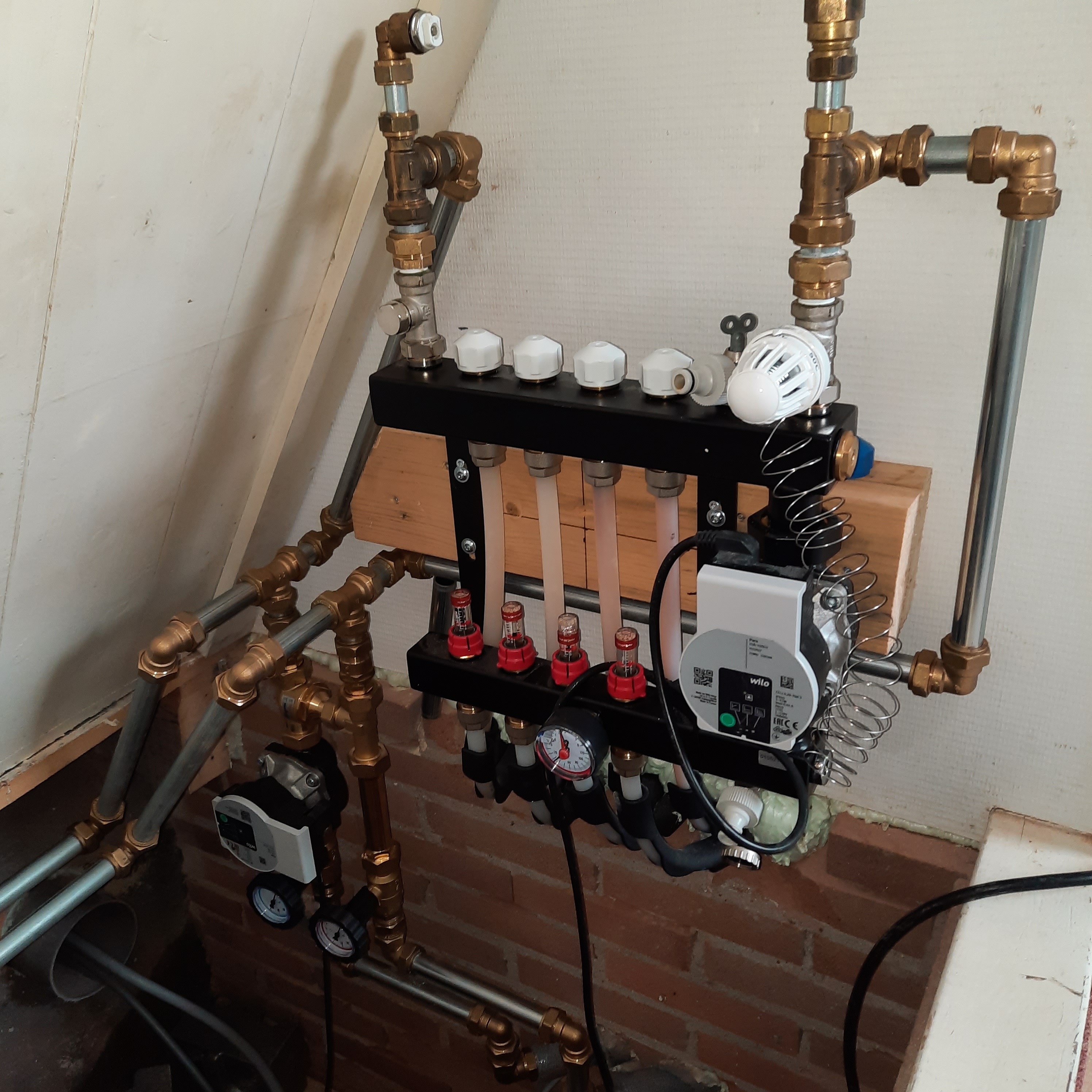 Energieverbruik: vloerverwarming droog systeem vs zandcement - Bouwen ...
