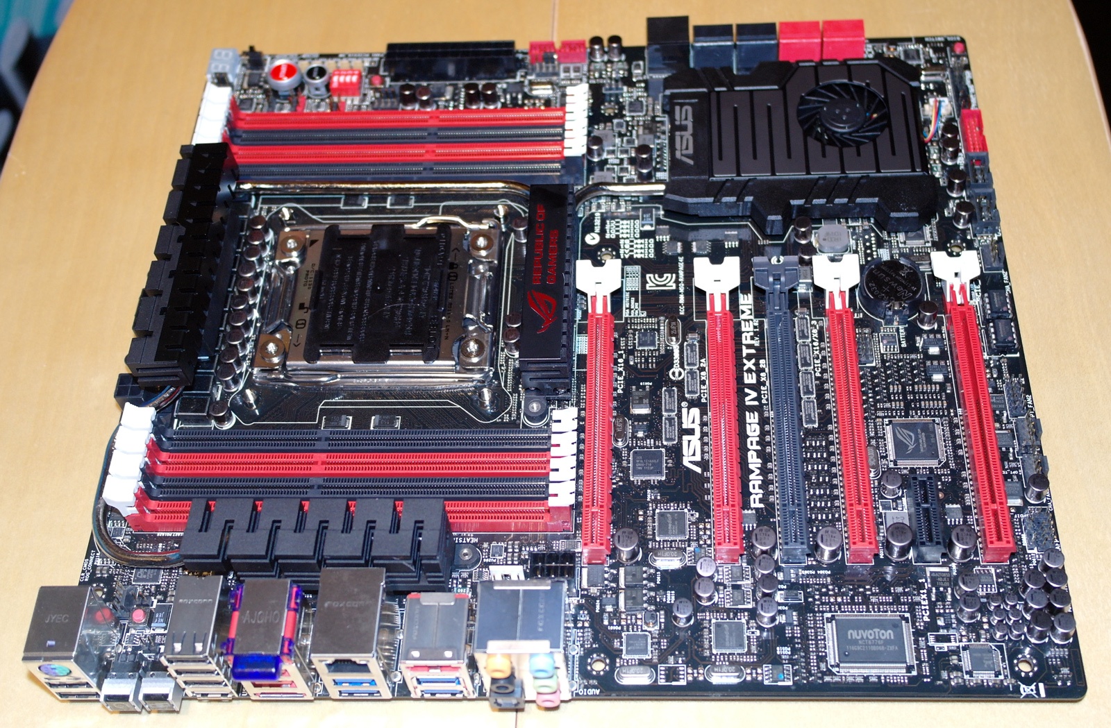 Asus toont Republic of Gamers-moederbord met X79-chipset - Computer ...