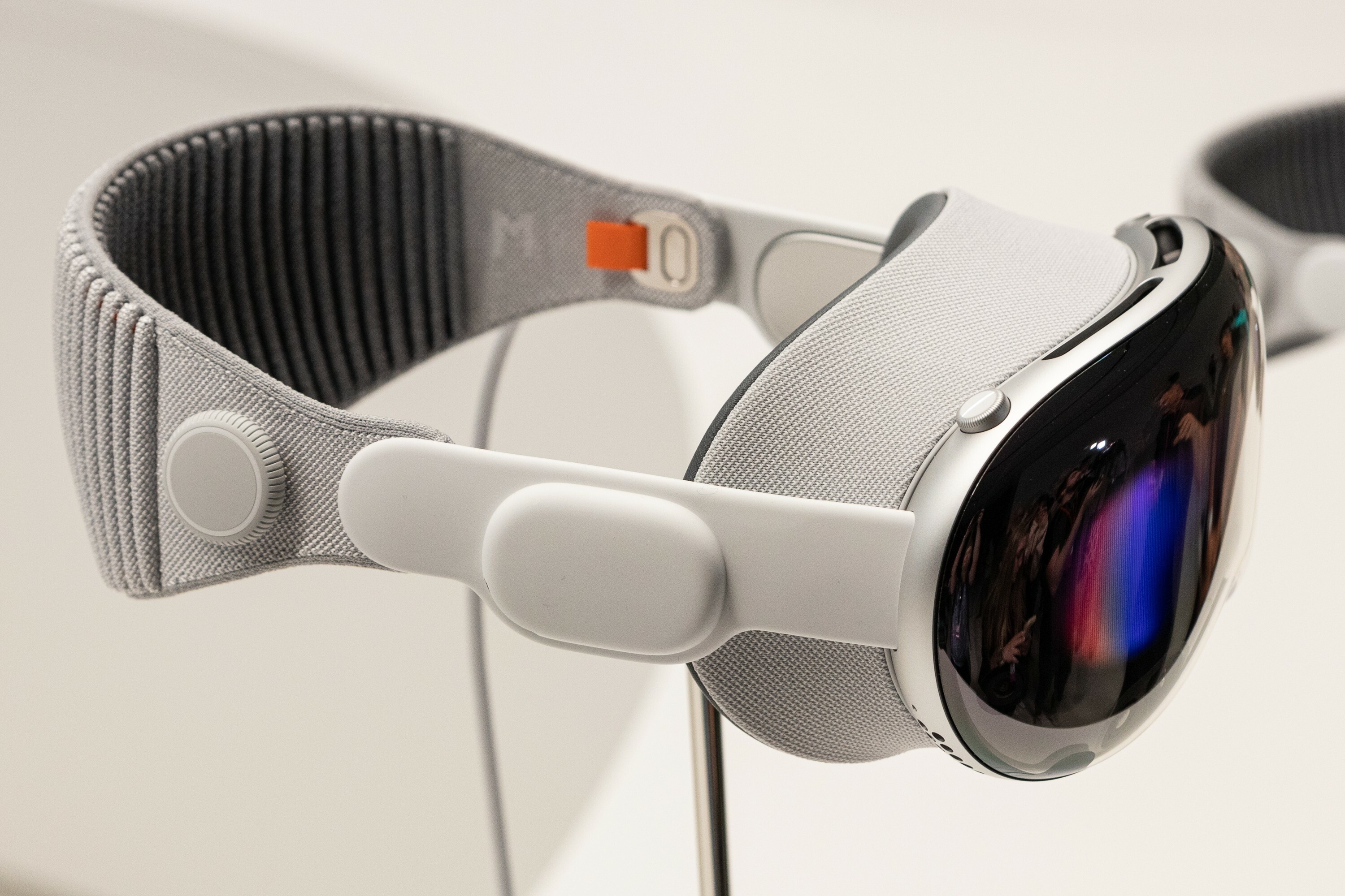 Eerste blik op Apples Vision Pro-headset en de nieuwe Mac Pr - Tweakers