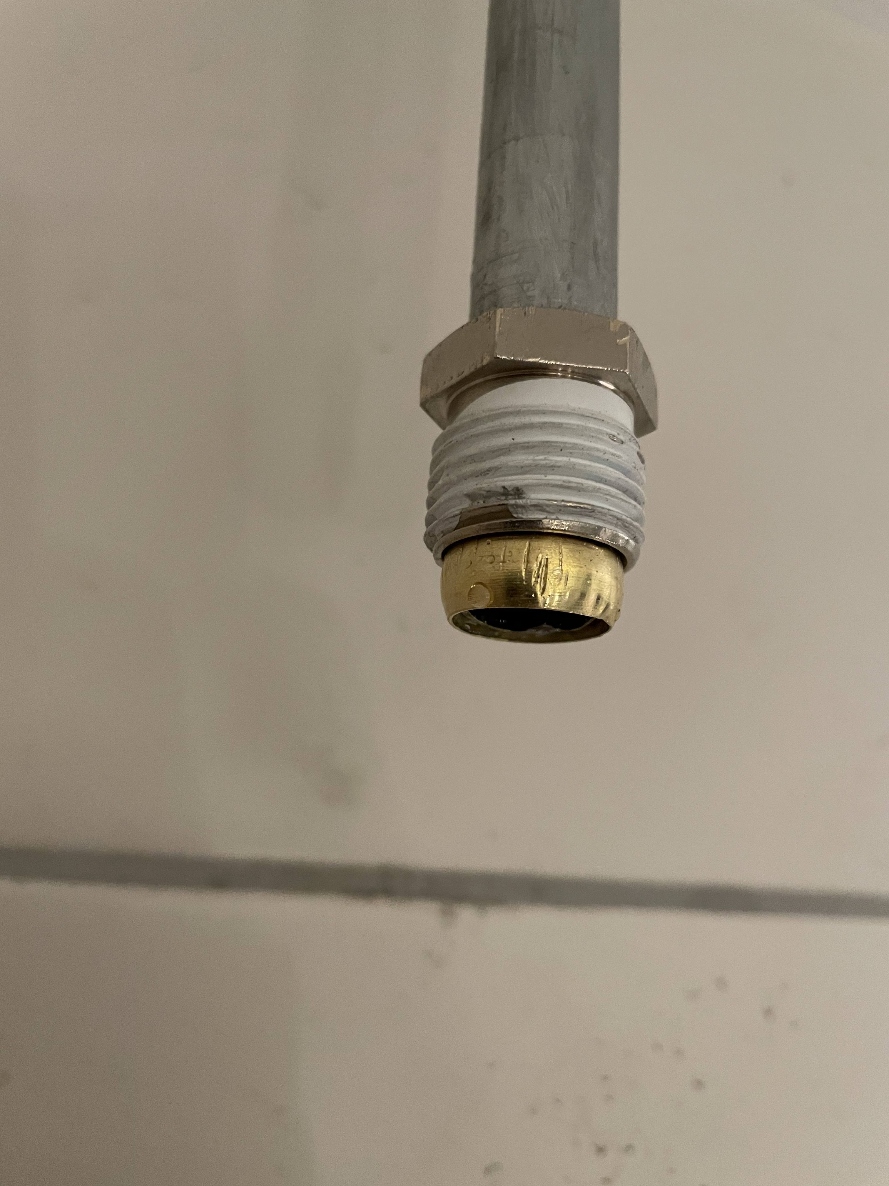 Cv radiator aansluiting lekt - Bouwen en klussen - GoT