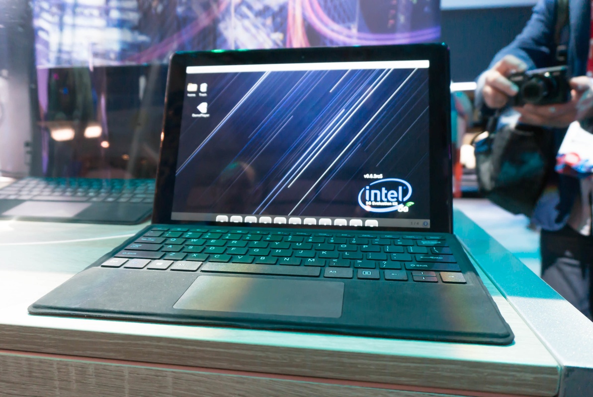 Intels 2-in-1-laptop met 5g - Twee grote kickstands als antennes ...