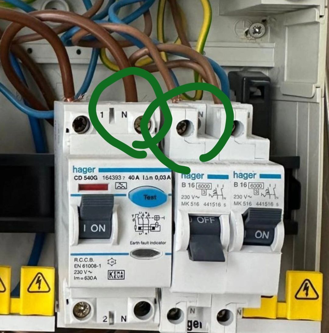 Stopcontact kleine spanning tussen fasedraad en aarde - Duurzame ...